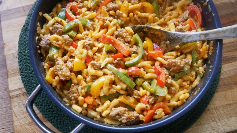 Cremige Spätzlepfanne mit Paprika & Hackfleisch - ichkocheheute.de